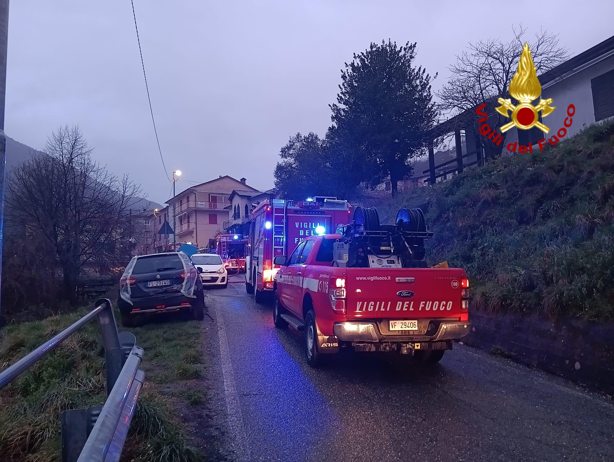 Vigili del fuoco ancora a Neirone. Lavoro incessante tutta la notte